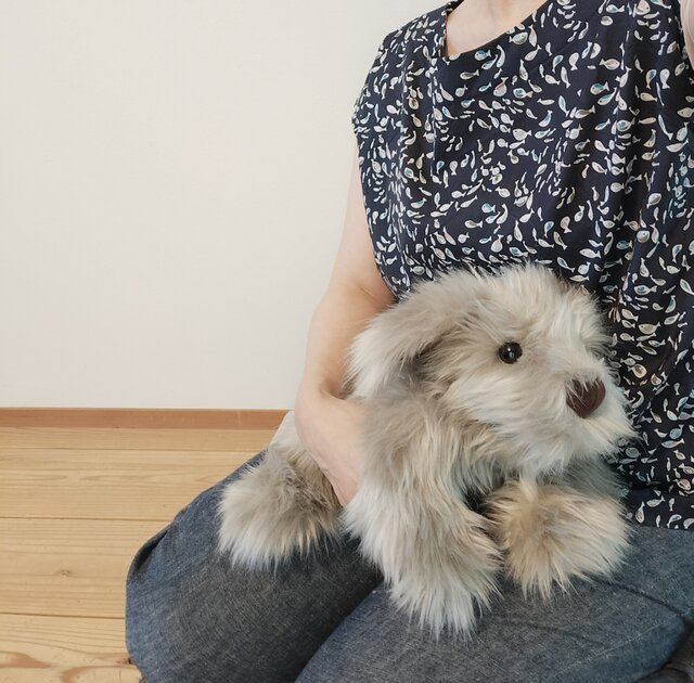 感動する抱き心地。重さ約1500g、命の重さを感じるぬいぐるみ・グレージュ（ミニタイプ）シュナウザー/プードル/テリア/犬 | iichi 日々の暮らしを心地よくするハンドメイドやアンティーク ...