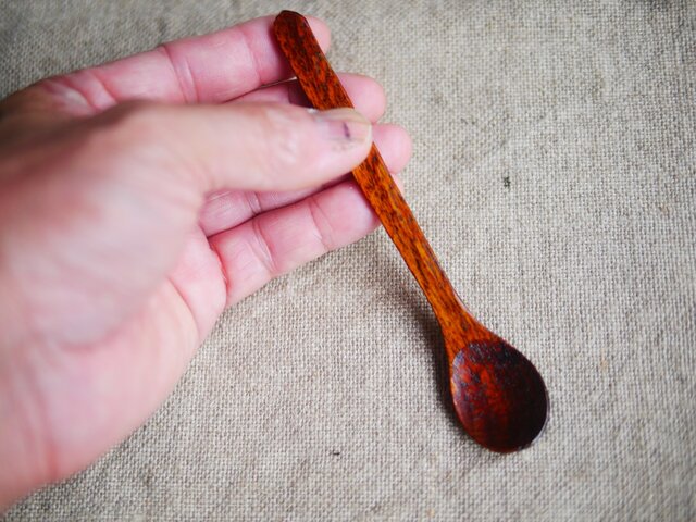 スプーン小 オニグルミ 拭き漆 #0395 | iichi 日々の暮らしを心地よくするハンドメイドやアンティークのマーケットプレイス