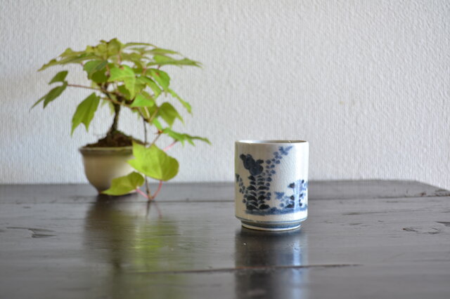 草花紋煎茶筒茶碗 一客 金繕い有り 直径 5cm | iichi 日々の暮らしを心地よくするハンドメイドやアンティークのマーケットプレイス