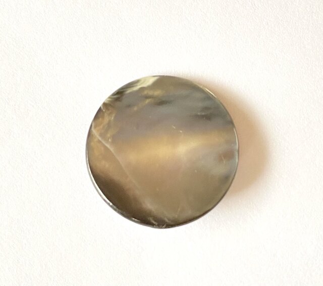 【フランス製 ビンテージ 28mm mother of pearl 大きい天然貝 ピンブローチ】1950年代 | iichi 日々の暮らしを心地よくするハンドメイドやアンティークのマーケットプレイス