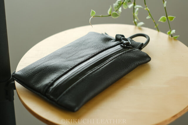 《WATERPROOF LEATHER》Zip Pouch Black Small | iichi 日々の暮らしを心地よくするハンドメイドやアンティークのマーケットプレイス