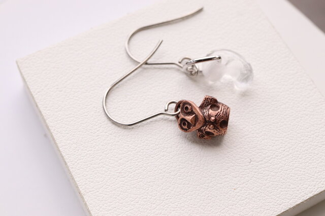 小豆ハート形土偶＆勾玉水晶フックピアス （659-919/純銅製） | iichi 日々の暮らしを心地よくするハンドメイドやアンティークのマーケットプレイス