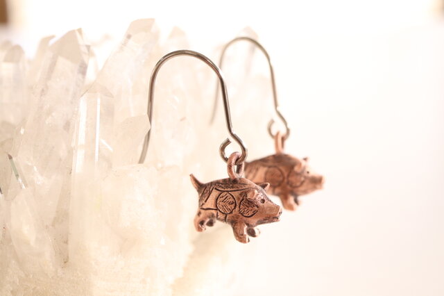 コメいのっち「猪形土製品」フック式ピアス (659-896/純銅製) | iichi 日々の暮らしを心地よくするハンドメイドやアンティークのマーケットプレイス