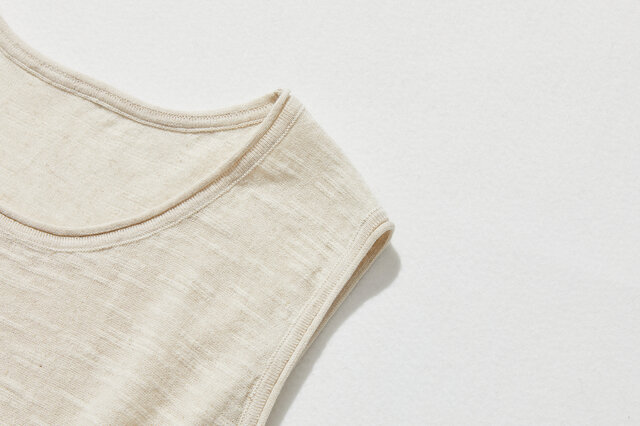 毎日、心地よく着られる実力派タンクトップ コットンリネントップス 生成色 240702-2 | iichi 日々の暮らしを心地よくするハンドメイドやアンティークのマーケットプレイス