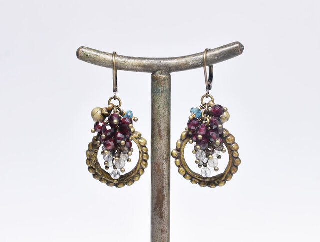 oldインドリングとたわわなストーンビーズ、民族鈴のピアス | iichi 日々の暮らしを心地よくするハンドメイドやアンティークのマーケットプレイス