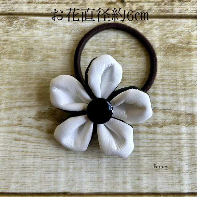 大人かわいいぷっくりレザーのお花ヘアゴム PUレザー ボタン モノトーン flower | iichi 日々の暮らしを心地よくするハンドメイドやアンティークのマーケットプレイス