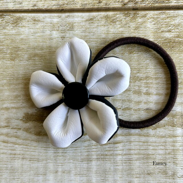 大人かわいいぷっくりレザーのお花ヘアゴム PUレザー ボタン モノトーン flower | iichi 日々の暮らしを心地よくするハンドメイドやアンティークのマーケットプレイス