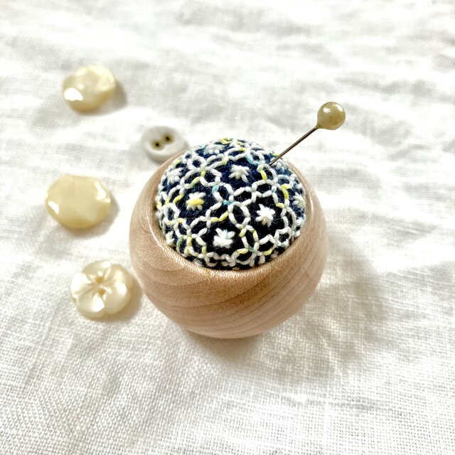 プチ ピンクッション 針山 ♦ 木工房 のウッドボウル ♦【 グラデーション ホワイト 】ミニ ピンクッション | iichi 日々の暮らしを心地よくするハンドメイドやアンティークのマーケットプレイス