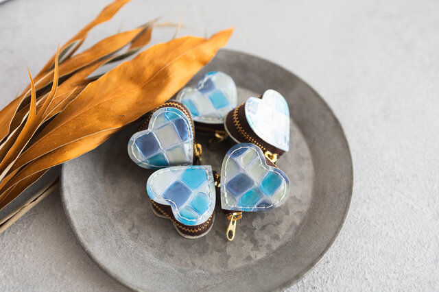 （1週間以内での発送）美しい輝き ︎小さいハートのコインケースorジュエリーケース/ステンドグラスレザー | iichi 日々の暮らしを心地よくするハンドメイドやアンティークのマーケットプレイス