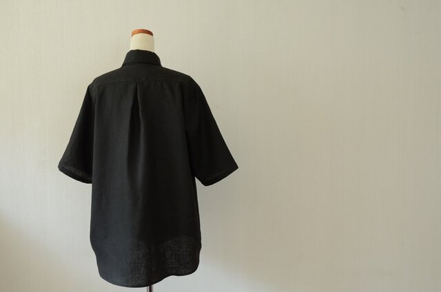 リネンの半袖シャツ レギュラーカラー ブラック ユニセックス リネン100％ | iichi 日々の暮らしを心地よくするハンドメイドやアンティークのマーケットプレイス
