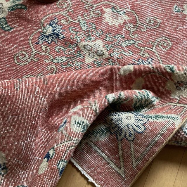 113×202 ブラッドオレンジピンク メダリオン 大花 トルコヴィンテージラグ | iichi 日々の暮らしを心地よくするハンドメイドやアンティークのマーケットプレイス