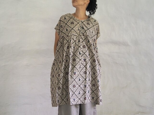 バティック柄/貝ボタン、ゆったりチュニックワンピース(3) | iichi 日々の暮らしを心地よくするハンドメイドやアンティークのマーケットプレイス