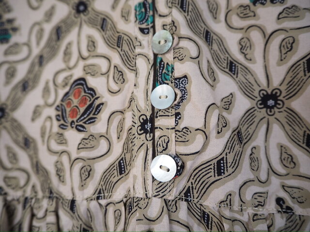 バティック柄/貝ボタン、ゆったりチュニックワンピース(3) | iichi 日々の暮らしを心地よくするハンドメイドやアンティークのマーケットプレイス