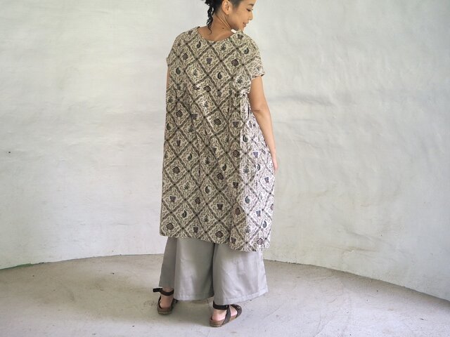 バティック柄/貝ボタン、ゆったりチュニックワンピース(3) | iichi 日々の暮らしを心地よくするハンドメイドやアンティークのマーケットプレイス