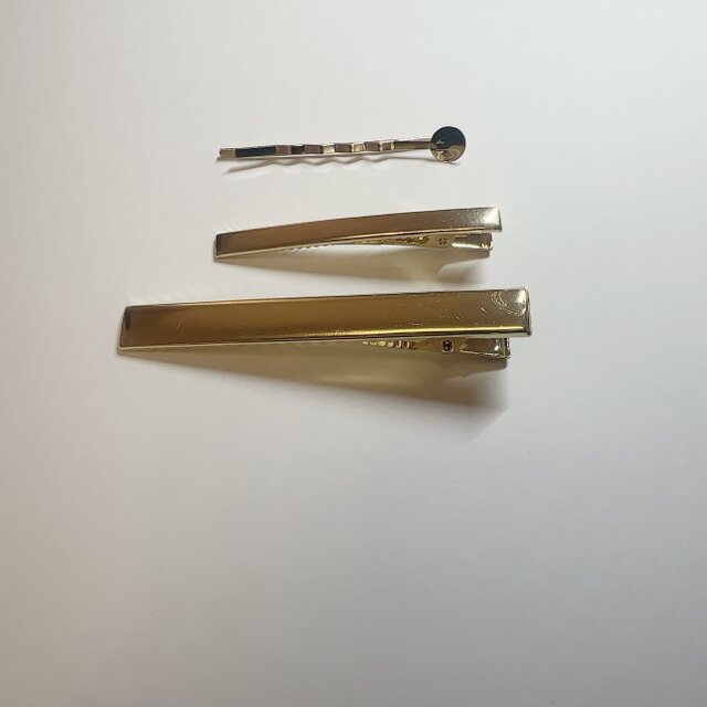 Cielo(ｼｴﾛ) フリルたっぷり花びらのさわやかな空色ヘアクリップ | iichi 日々の暮らしを心地よくするハンドメイドやアンティークのマーケットプレイス