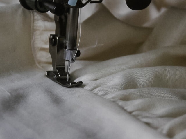 オオルリ / 草木染めダブルガーゼワンピース / 海松色 | iichi 日々の暮らしを心地よくするハンドメイドやアンティークのマーケットプレイス