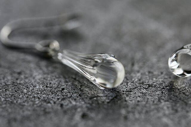 ｲﾔﾘﾝｸﾞ DEW DROP -朝露の蕾 morning dew bud-（両耳）【ｻｰｼﾞｶﾙｽﾃﾝﾚｽ】 | iichi 日々の暮らしを心地よくするハンドメイドやアンティークのマーケットプレイス