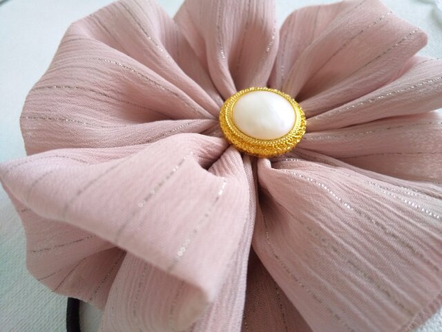 ピンクの花のヘアゴム(ラメストライプ） | iichi 日々の暮らしを心地よくするハンドメイドやアンティークのマーケットプレイス