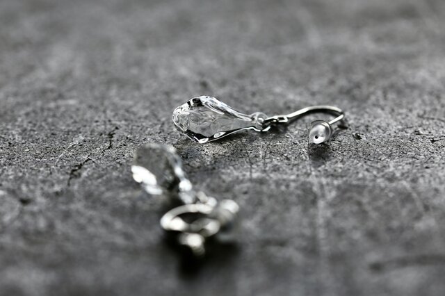 ﾋﾟｱｽ ICE DROP（両耳）【ｻｰｼﾞｶﾙｽﾃﾝﾚｽ】 | iichi 日々の暮らしを心地よくするハンドメイドやアンティークのマーケットプレイス