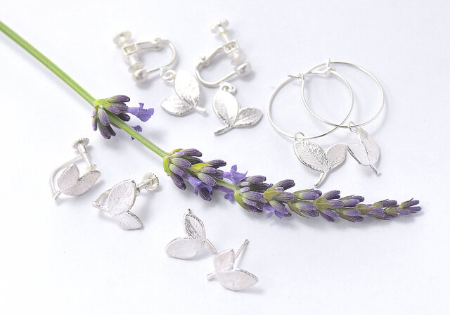 ふた葉・ハートのピアス/イヤリング | iichi 日々の暮らしを心地よくするハンドメイドやアンティークのマーケットプレイス