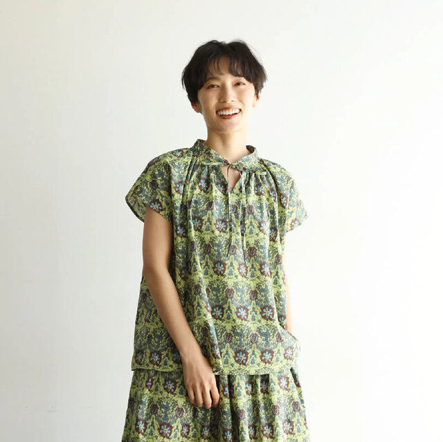 お洒落を楽しむ総柄ブラウス フレンチスリーブ リボン付き コットン 240709-1 | iichi 日々の暮らしを心地よくするハンドメイドやアンティークのマーケットプレイス