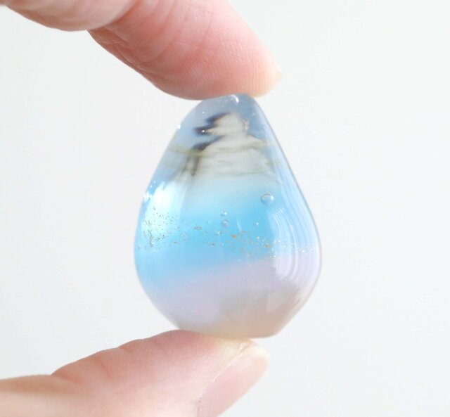 ガラスの雫の小さなオブジェ 「sky above the ocean」 | iichi 日々の暮らしを心地よくするハンドメイドやアンティークのマーケットプレイス