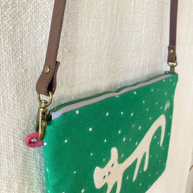 型染め サコッシュポーチ・M「ねこのダンス」 | iichi 日々の暮らしを心地よくするハンドメイドやアンティークのマーケットプレイス