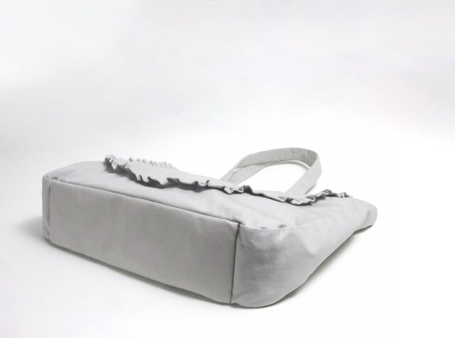 New フリルトートバッグ ︎ ライトグレー レジャーバッグ | iichi 日々の暮らしを心地よくするハンドメイドやアンティークのマーケットプレイス