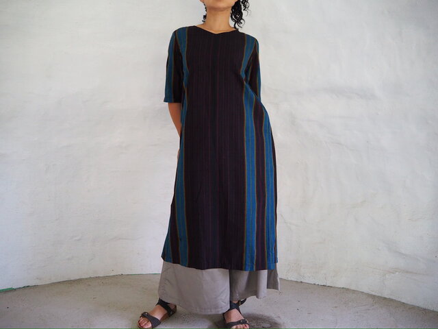 プリーツのバックスタイルがポイントのサロンワンピース〈47〉 | iichi 日々の暮らしを心地よくするハンドメイドやアンティークのマーケットプレイス