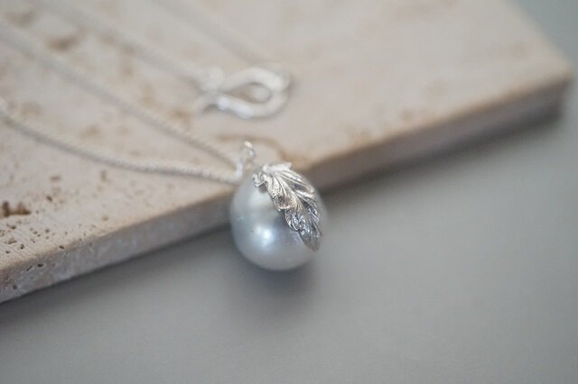 【drop】silver925 南洋バロックリーフロングネックレス（gray） | iichi 日々の暮らしを心地よくするハンドメイドやアンティークのマーケットプレイス