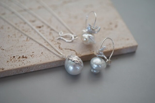 【drop】silver925 南洋バロックリーフロングネックレス（gray） | iichi 日々の暮らしを心地よくするハンドメイドやアンティークのマーケットプレイス