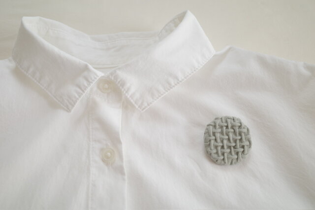 Smocking brooch・グレー(小) | iichi 日々の暮らしを心地よくするハンドメイドやアンティークのマーケットプレイス