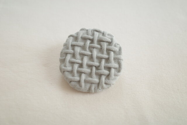 Smocking brooch・グレー(小) | iichi 日々の暮らしを心地よくするハンドメイドやアンティークのマーケットプレイス