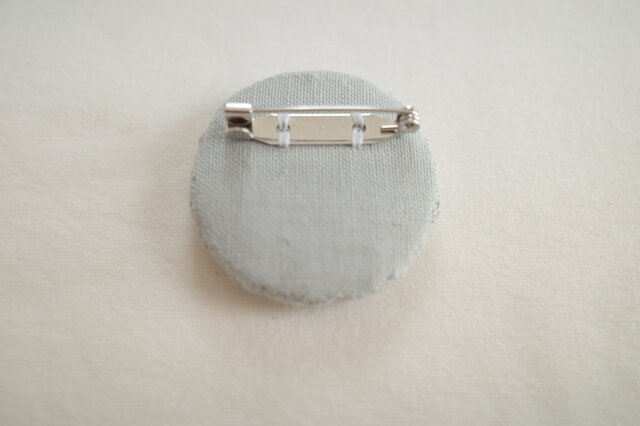 Smocking brooch・グレー(小) | iichi 日々の暮らしを心地よくするハンドメイドやアンティークのマーケットプレイス