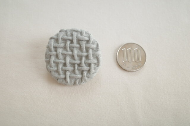 Smocking brooch・グレー(小) | iichi 日々の暮らしを心地よくするハンドメイドやアンティークのマーケットプレイス