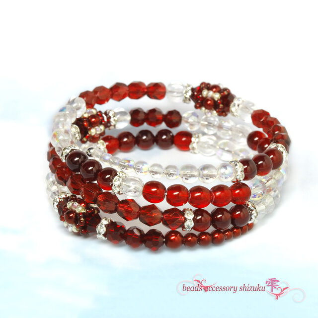 3連コイルブレスレット＊Cherry | iichi 日々の暮らしを心地よくするハンドメイドやアンティークのマーケットプレイス