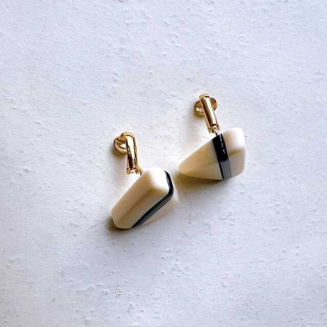 YA120-【 AVON 】エイボン・ヴィンテージイヤリング 'Color Waves' Cream and Black | iichi 日々の暮らしを心地よくするハンドメイドやアンティークの ...