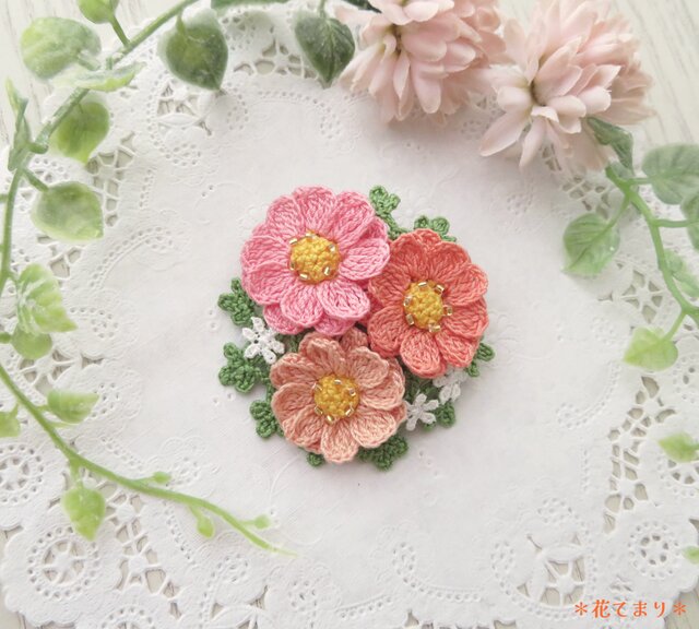 レース編み ジニアのブローチ | iichi 日々の暮らしを心地よくするハンドメイドやアンティークのマーケットプレイス