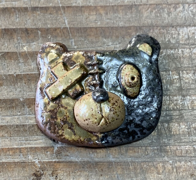 Bearamic（ベアラミック）ブローチ bb1 | iichi 日々の暮らしを心地よくするハンドメイドやアンティークのマーケットプレイス