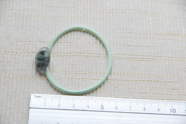 フローライトのヘアゴム no.1 | iichi 日々の暮らしを心地よくするハンドメイドやアンティークのマーケットプレイス