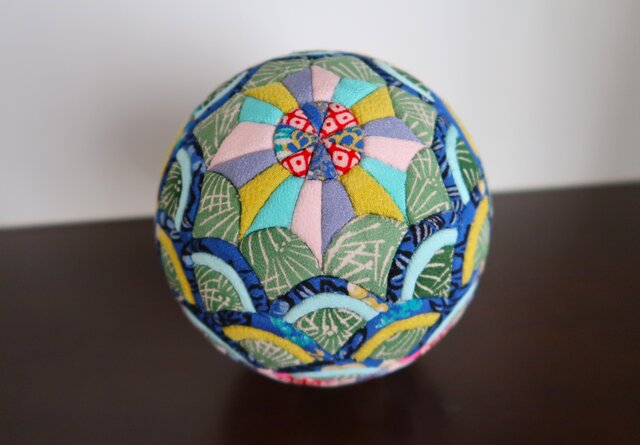 木目込み毬 with スタンド #2 | iichi 日々の暮らしを心地よくするハンドメイドやアンティークのマーケットプレイス