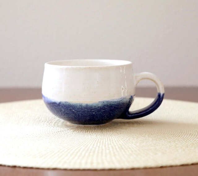 [outlet] 瑠璃と白釉のかけ分けマグカップ | iichi 日々の暮らしを心地よくするハンドメイドやアンティークのマーケットプレイス