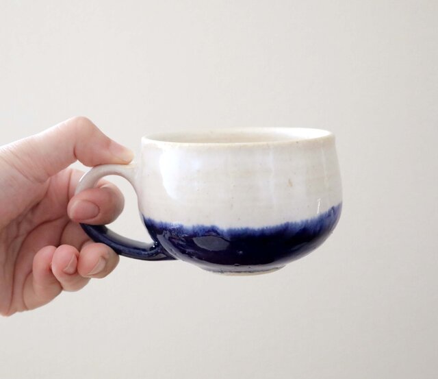 [outlet] 瑠璃と白釉のかけ分けマグカップ | iichi 日々の暮らしを心地よくするハンドメイドやアンティークのマーケットプレイス