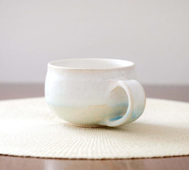 [outlet] 水色と白釉のかけ分けマグカップ | iichi 日々の暮らしを心地よくするハンドメイドやアンティークのマーケットプレイス