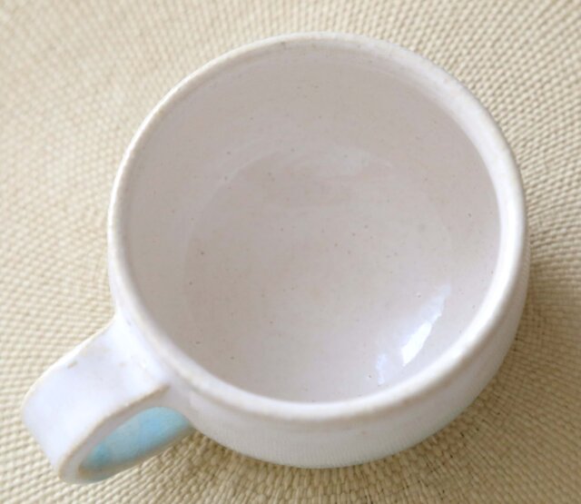[outlet] 水色と白釉のかけ分けマグカップ | iichi 日々の暮らしを心地よくするハンドメイドやアンティークのマーケットプレイス