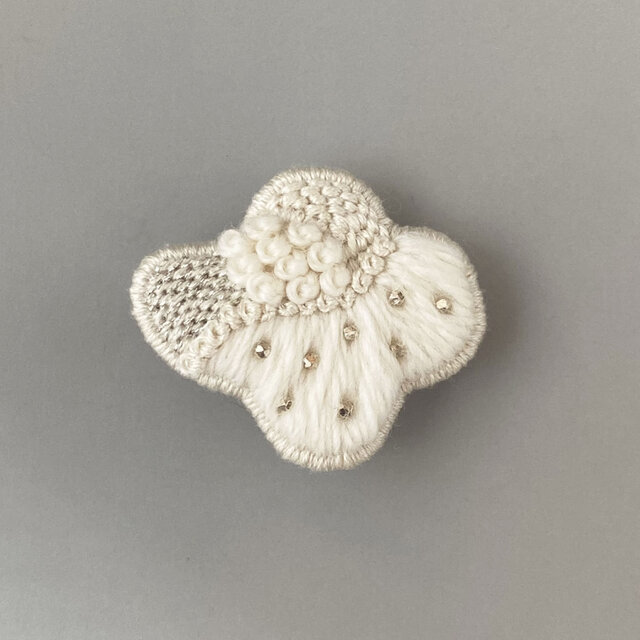 everyday brooch no.59 | iichi 日々の暮らしを心地よくするハンドメイドやアンティークのマーケットプレイス