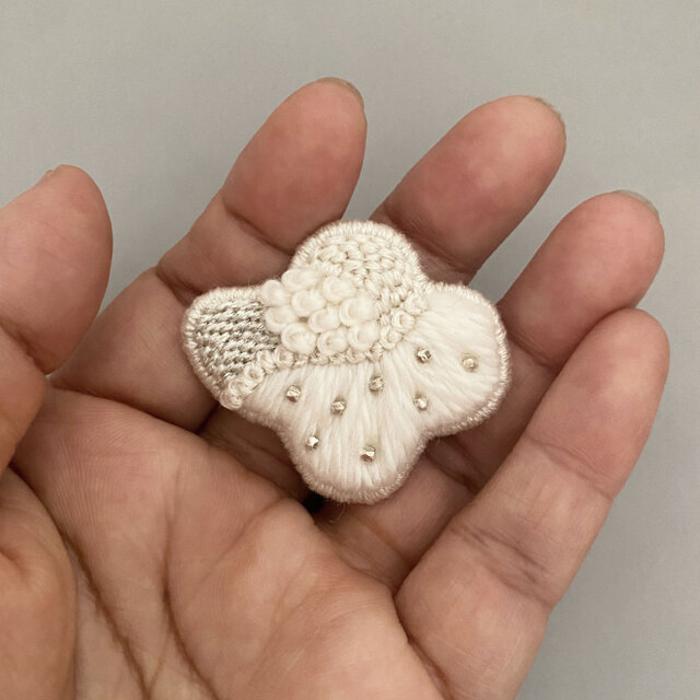 everyday brooch no.59 | iichi 日々の暮らしを心地よくするハンドメイドやアンティークのマーケットプレイス