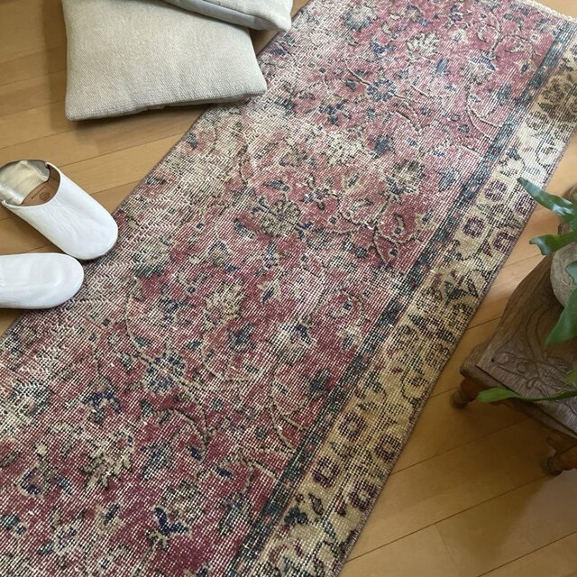 59×138 擦れシャビー ピンク 草花ボタニカル トルコヴィンテージラグ | iichi 日々の暮らしを心地よくするハンドメイドやアンティークのマーケットプレイス