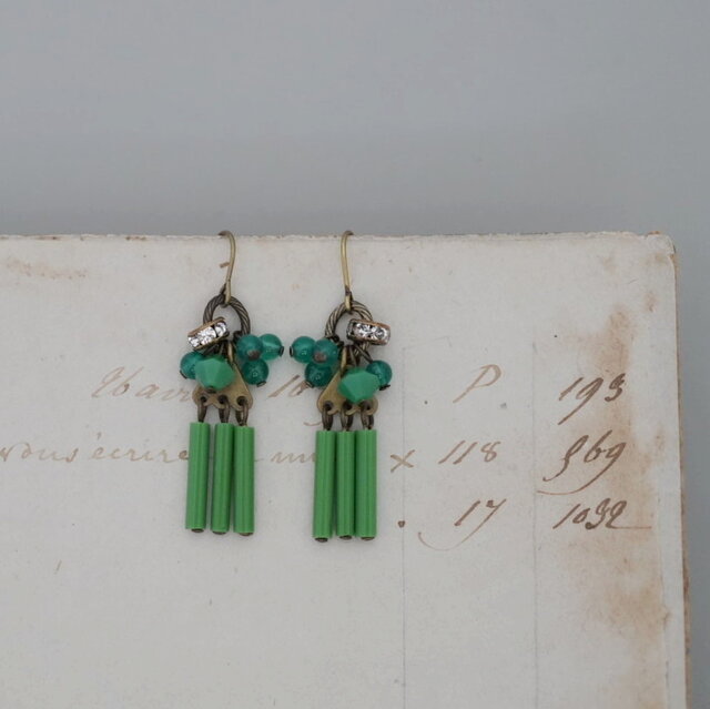 fringe pierce グリーン | iichi 日々の暮らしを心地よくするハンドメイドやアンティークのマーケットプレイス