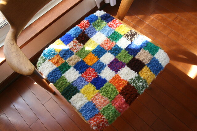 ノッティングチェアマット ホームスパン（手紡ぎ手織り）【モザイク】 | iichi 日々の暮らしを心地よくするハンドメイドやアンティークのマーケットプレイス